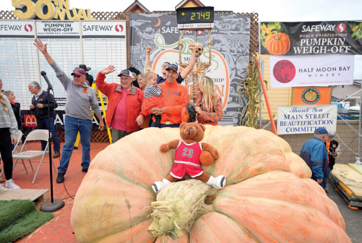 Pumpkin weighing 2,749 pounds sets world record | News, Sports, Jobs ...